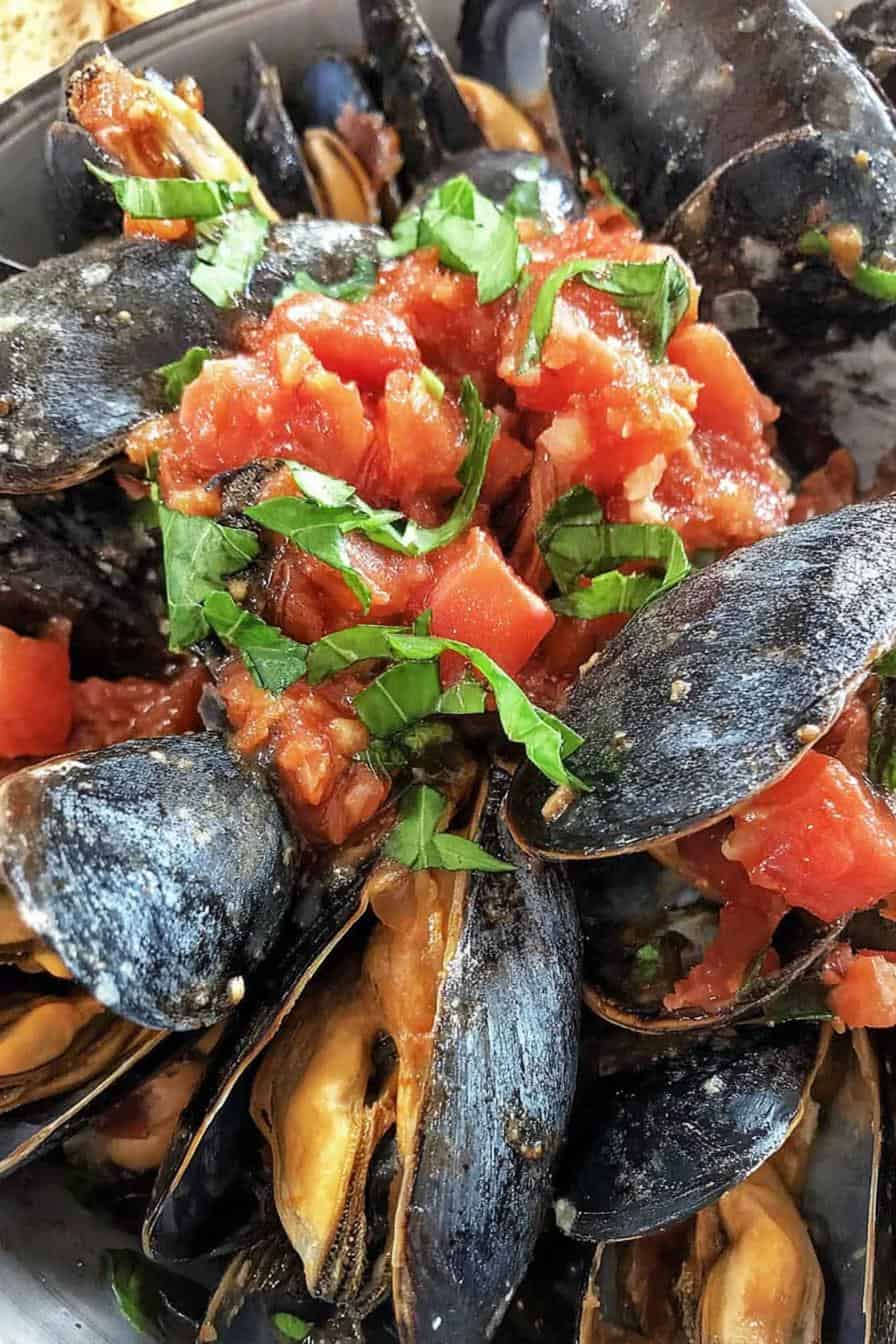 Devour Delicious 20-Minutes Mussels Marinara Tonight - Ariarecipes